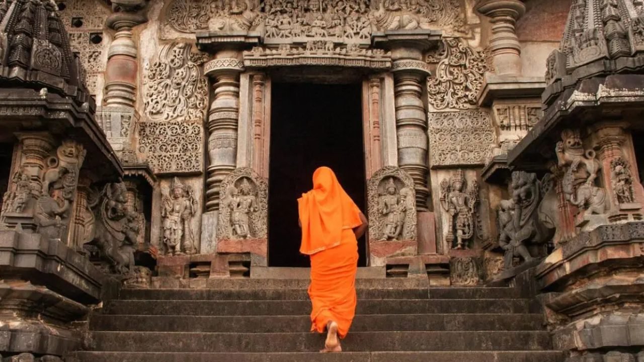 Gold in Temples: India s temples with hidden gold money in treasure vaults