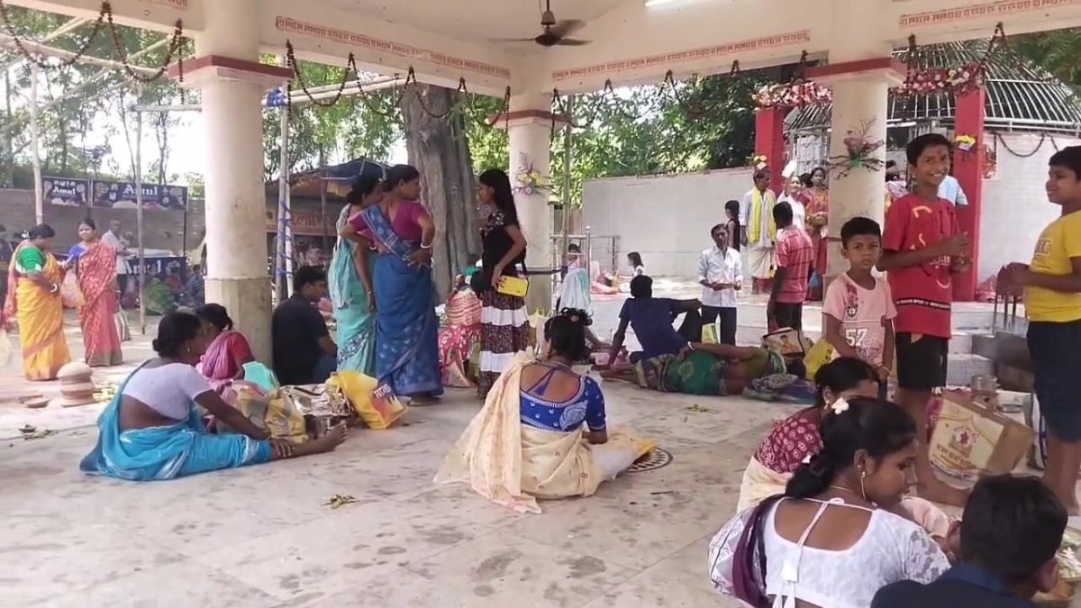 Locals of Murshidabad Kandi believe that Chand Sadagar first offered ...